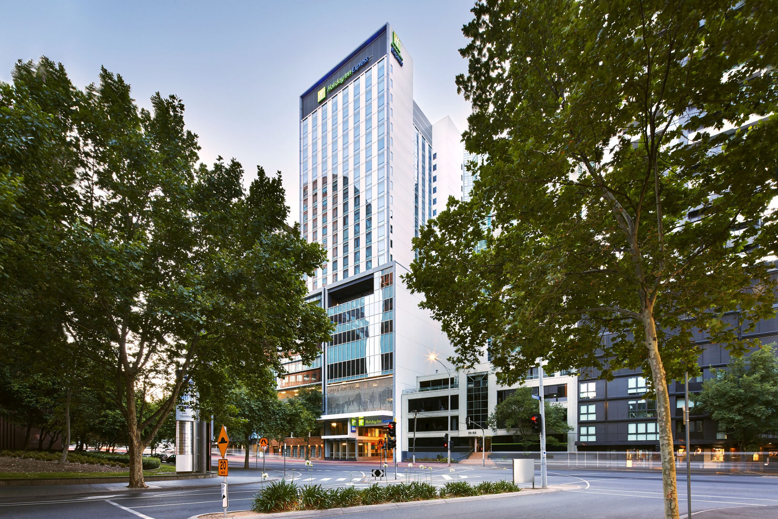 Groundbreaking hotel opens in heart of Melbourne - AccomNews